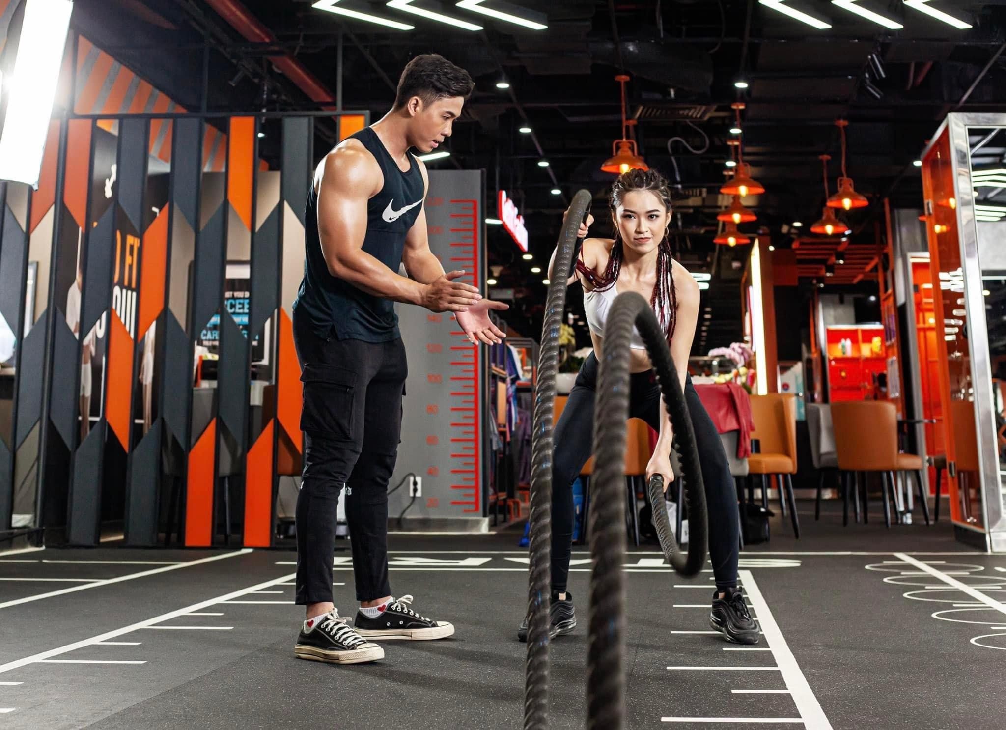 Tập Gym có PT giá bao nhiêu? Có nên thuê PT Gym không? - Getfit Academy